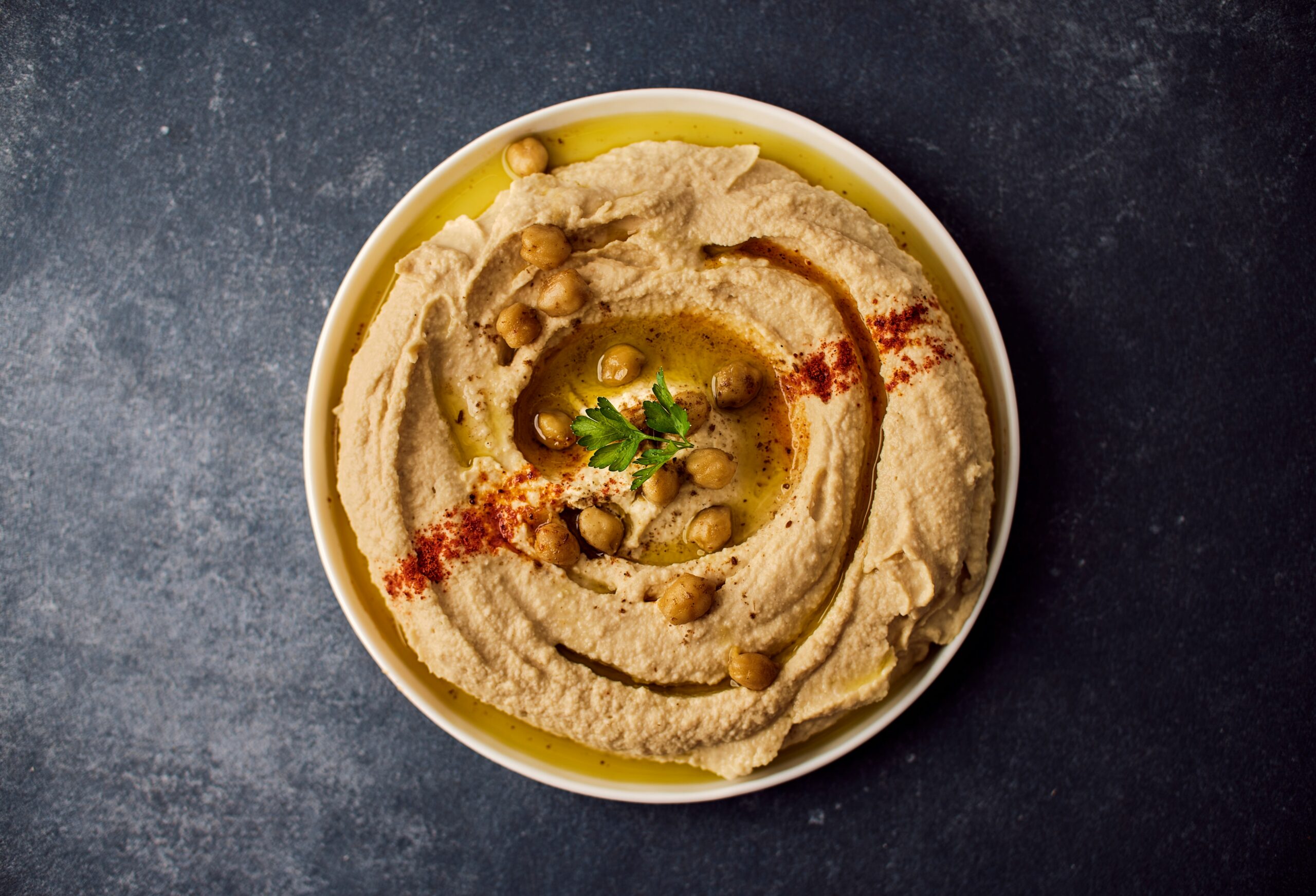 Hummus con crudités y crujiente de cecina - Umami Gijón